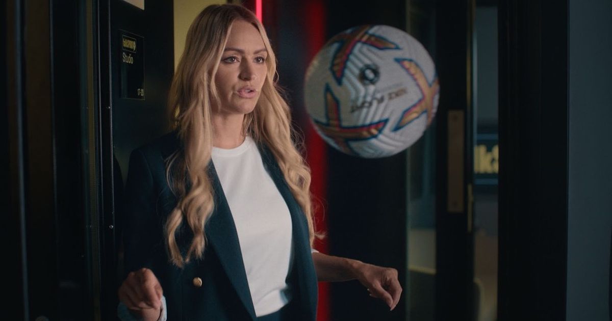 Laura Woods performs 450 'keepy-ups' for talkSPORT