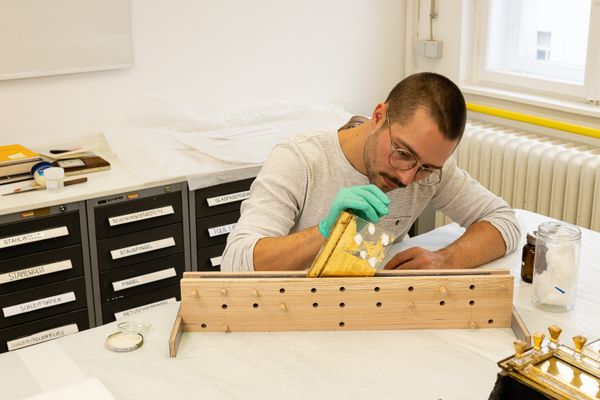 'AAA Emanuel Scheib, Eine Tischuhr der Sammlung Sobek. Untersuchung ...
